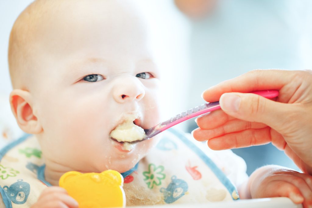 De beste manieren om vaste voeding te introduceren aan je baby