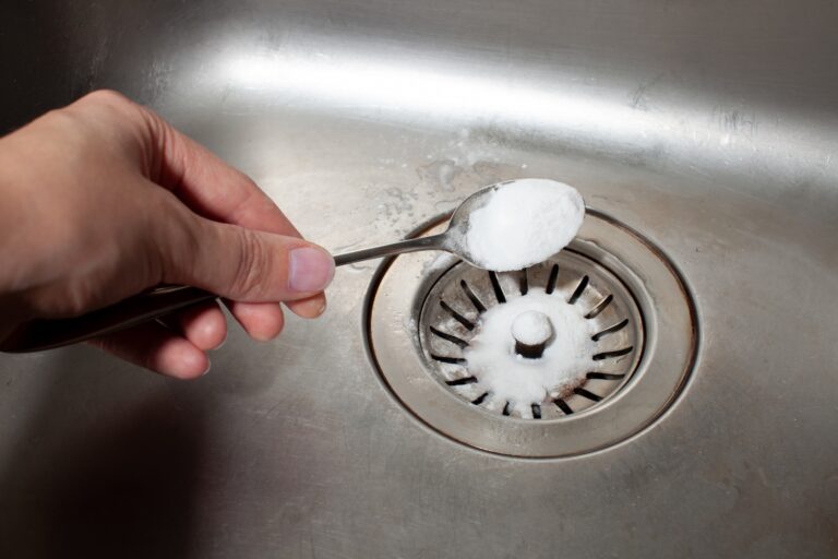 Experts bevestigen: dit gebeurt er als je kokend water in de afvoer ...
