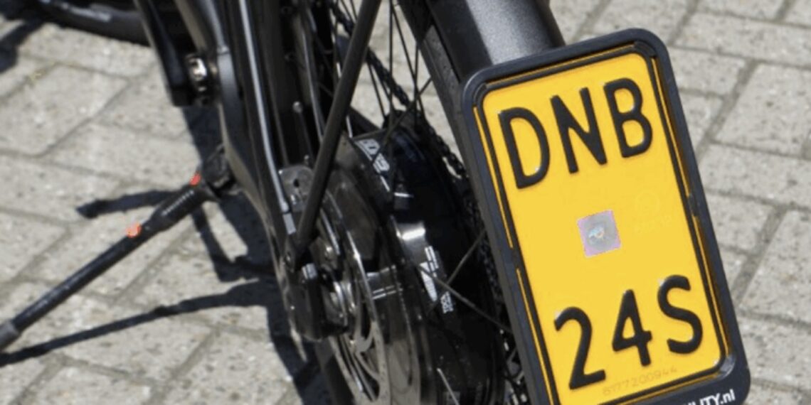 Fietsers en e-stepgebruikers opgelet: nieuwe kentekenplicht verandert ...