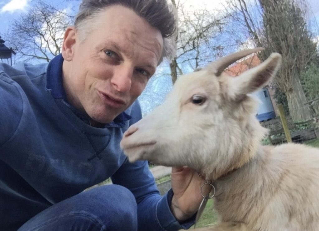 Onze gedachten zijn momenteel bij Barry Atsma (53) – Mama's & Oma's